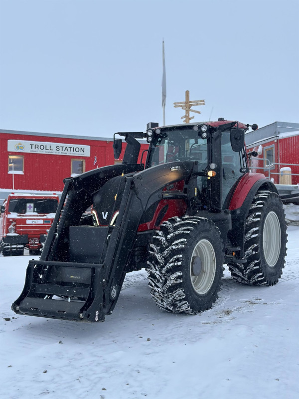 Valtra-traktor hjelper forskere i Antarktis